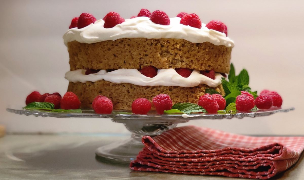 Best Cardamom Graham Cracker Cake Recipe With Raspberries - Inspired ...