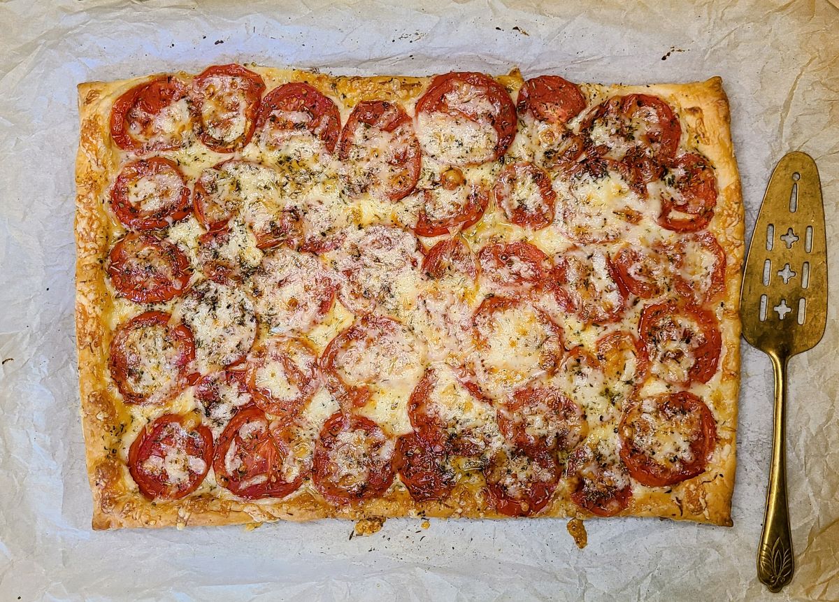 Rustic & Simple French Tomato Tart Recipe With Puff Pastry - Inspired ...